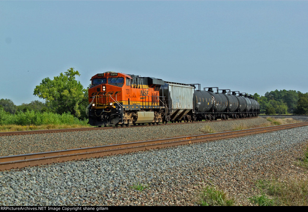 BNSF 7270 leads a wb corn syrup train.